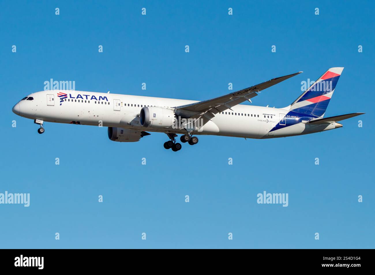 Long-haul airliners. Boeing 787 of the LATAM Chile airline landing at ...