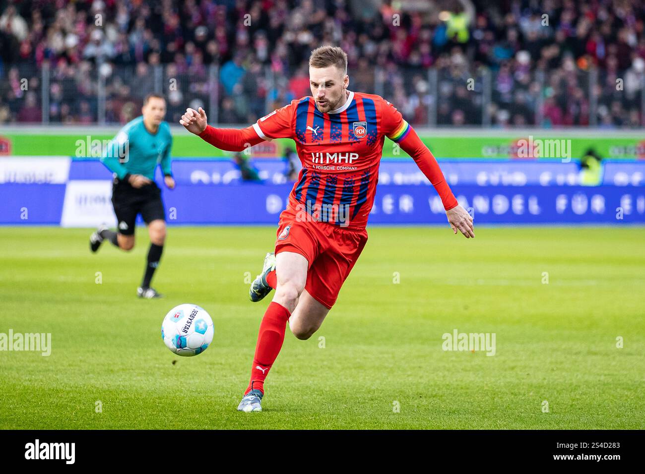 Patrick Mainka (1.FC Heidenheim, #06) am Ball GER, 1.FC Heidenheim vs ...