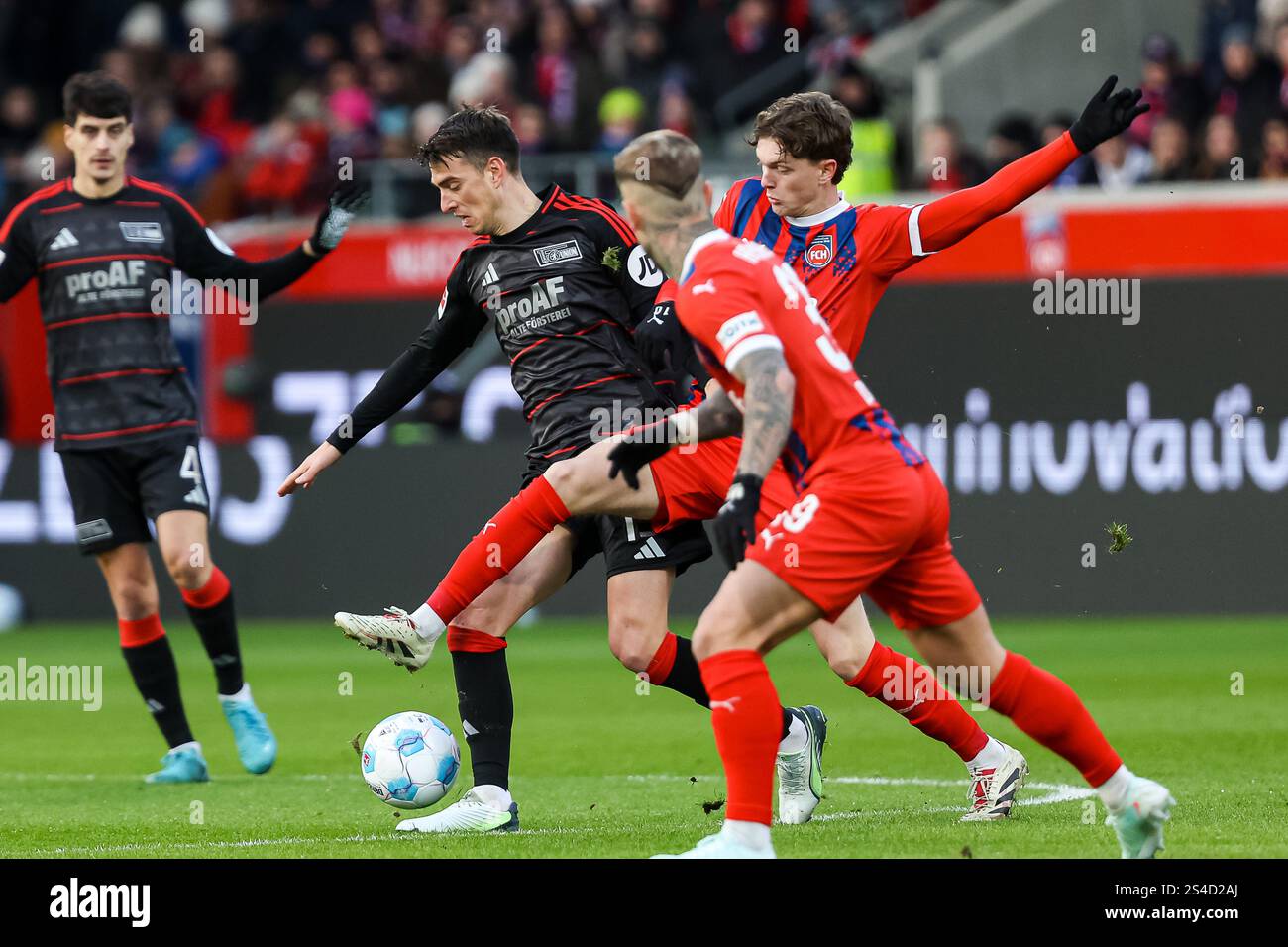 Paul Wanner (1.FC Heidenheim, #10) kaempft gegen Janik Haberer (1. FC ...