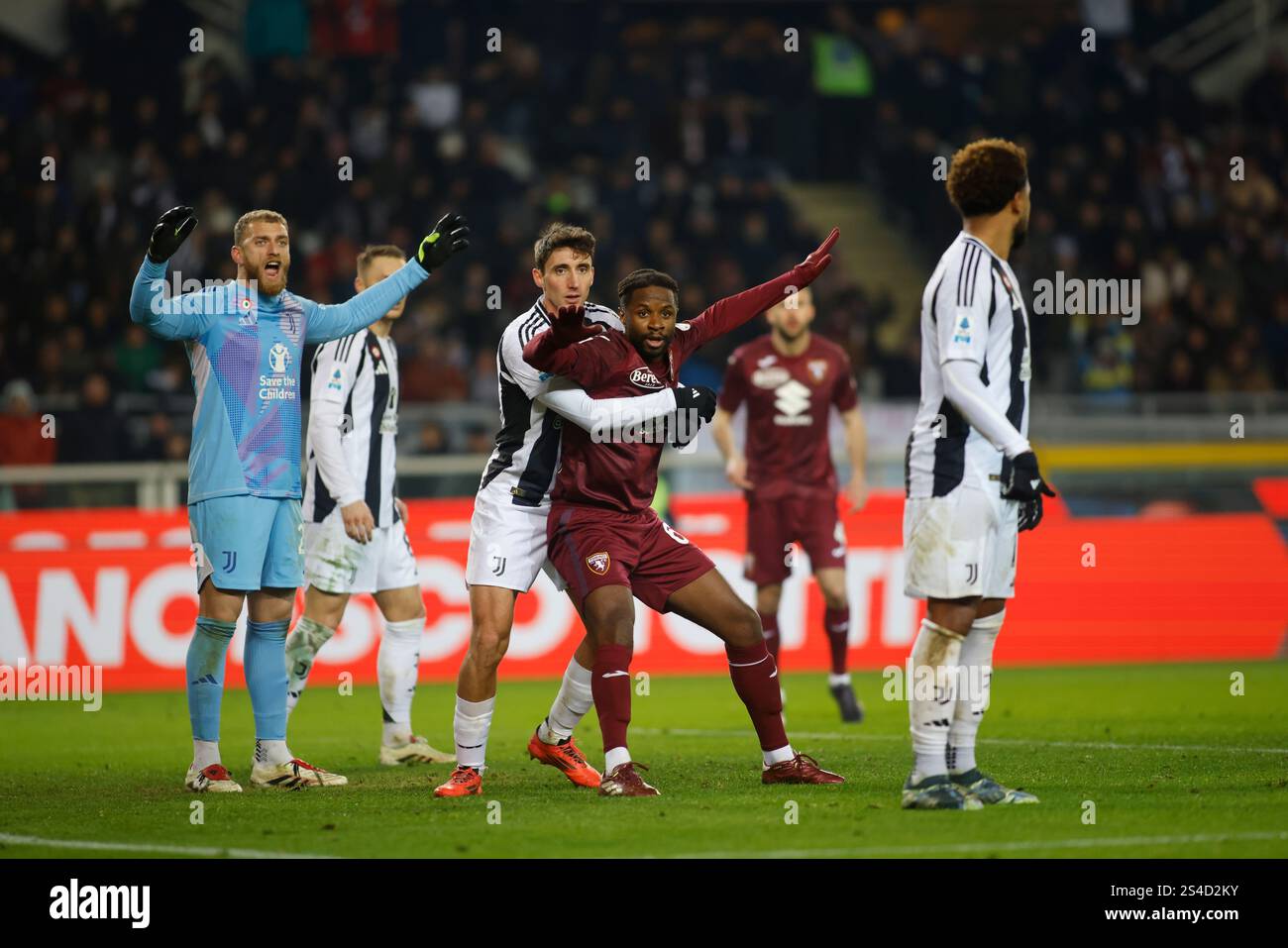 Adrien Tameze of Torino FC, Michele Di Gregorio of Juventus FC and ...