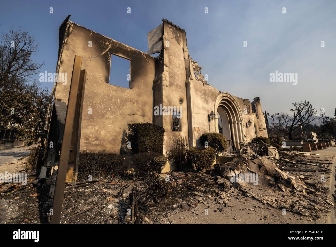 Altadena, USA. 10th Jan, 2025. Aftermath from the Eaton Fire in the ...
