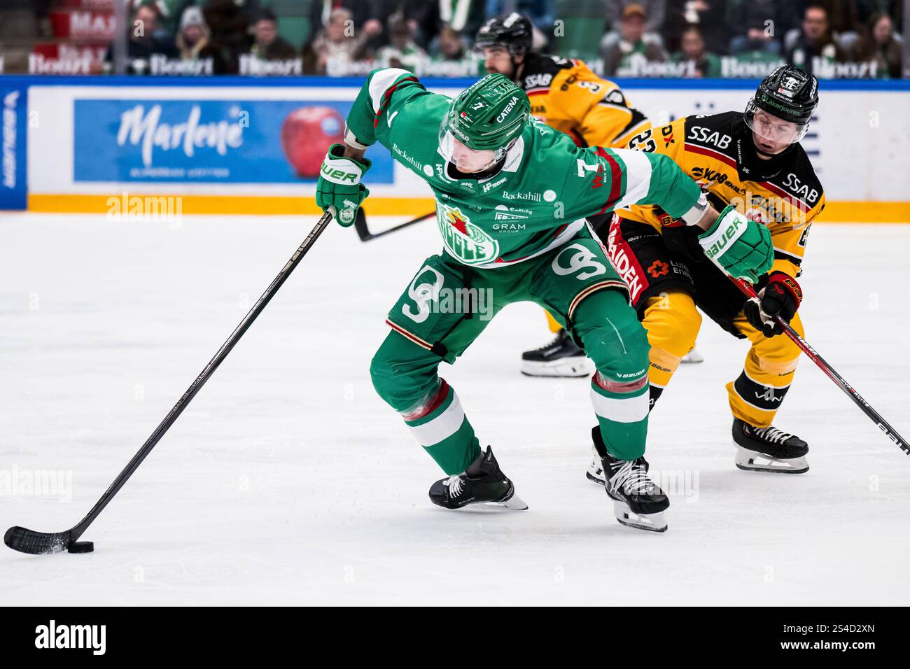 250111 Rögles Carter Ashton och Luleås Jesper Sellgren under ishockeymatchen i SHL mellan Rögle ...