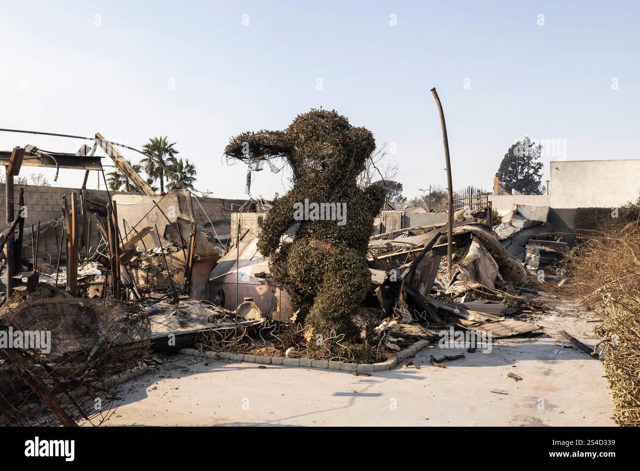 Altadena, USA. 10th Jan, 2025. Aftermath from the Eaton Fire in the ...