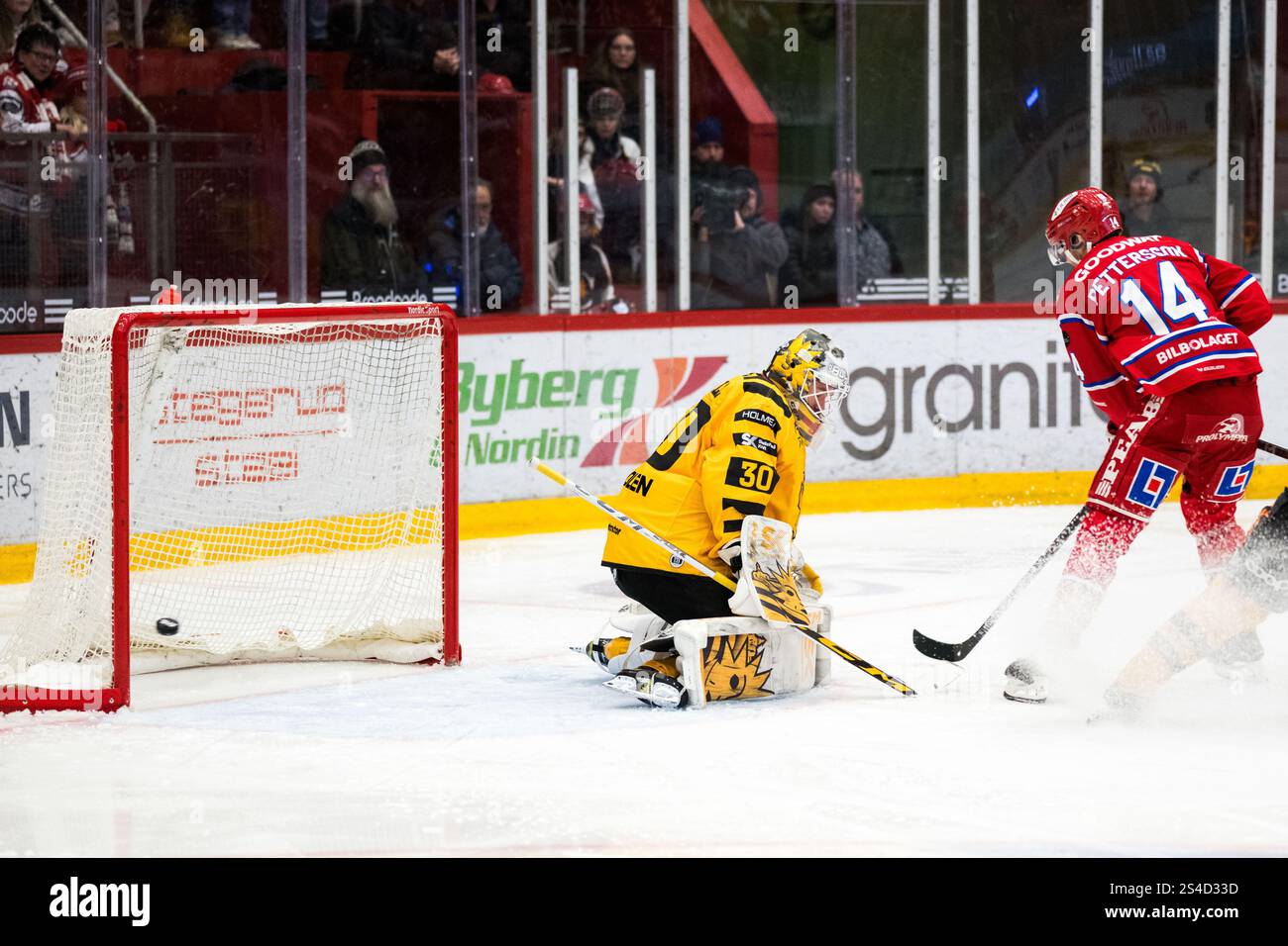 250111 Timrås Emil Pettersson och Skellefteås Gustaf Lindvall under ishockeymatchen i SHL mellan ...