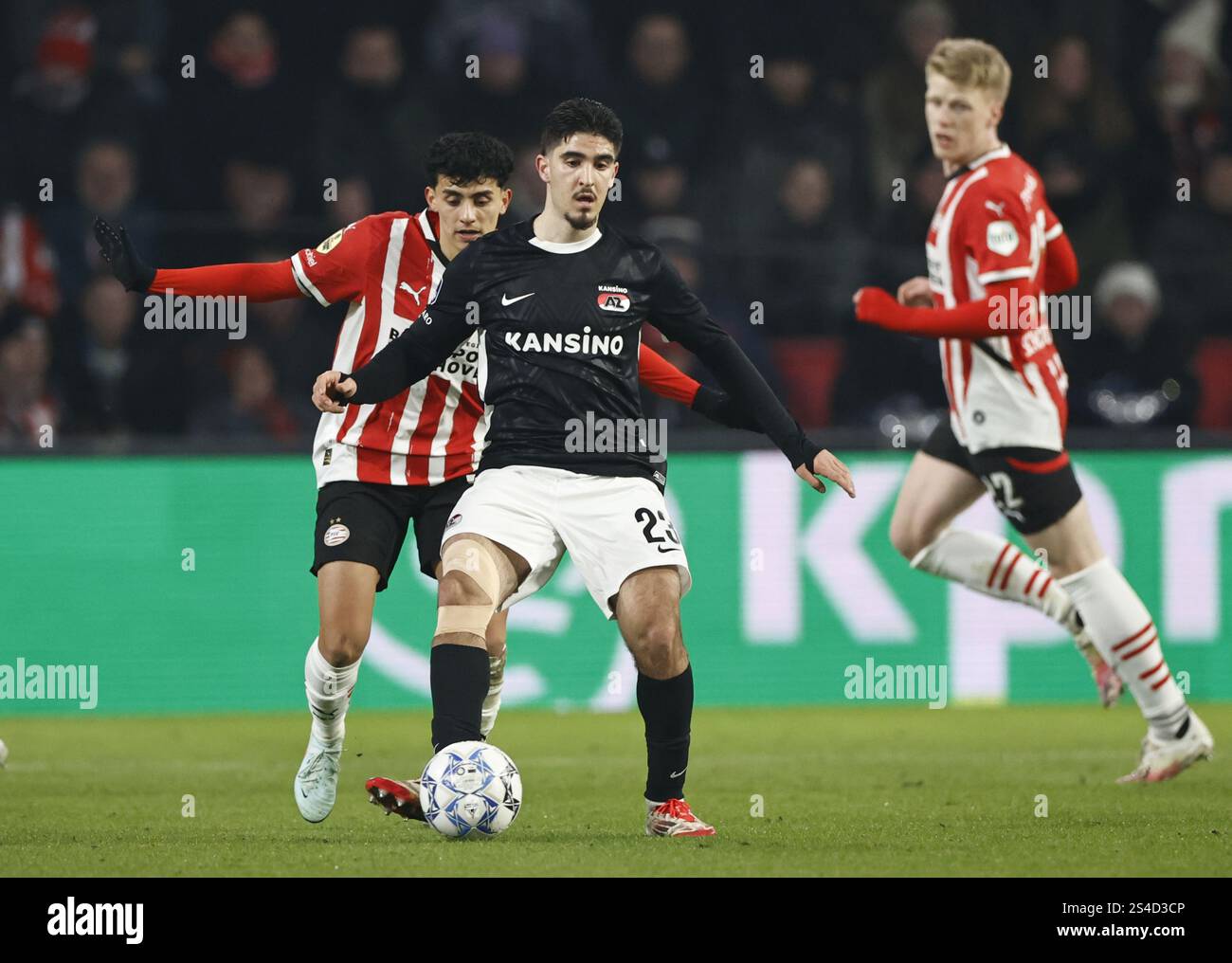 EINDHOVEN - (l-r) Richard Ledezma of PSV Eindhoven, Mayckel Lahdo of AZ ...