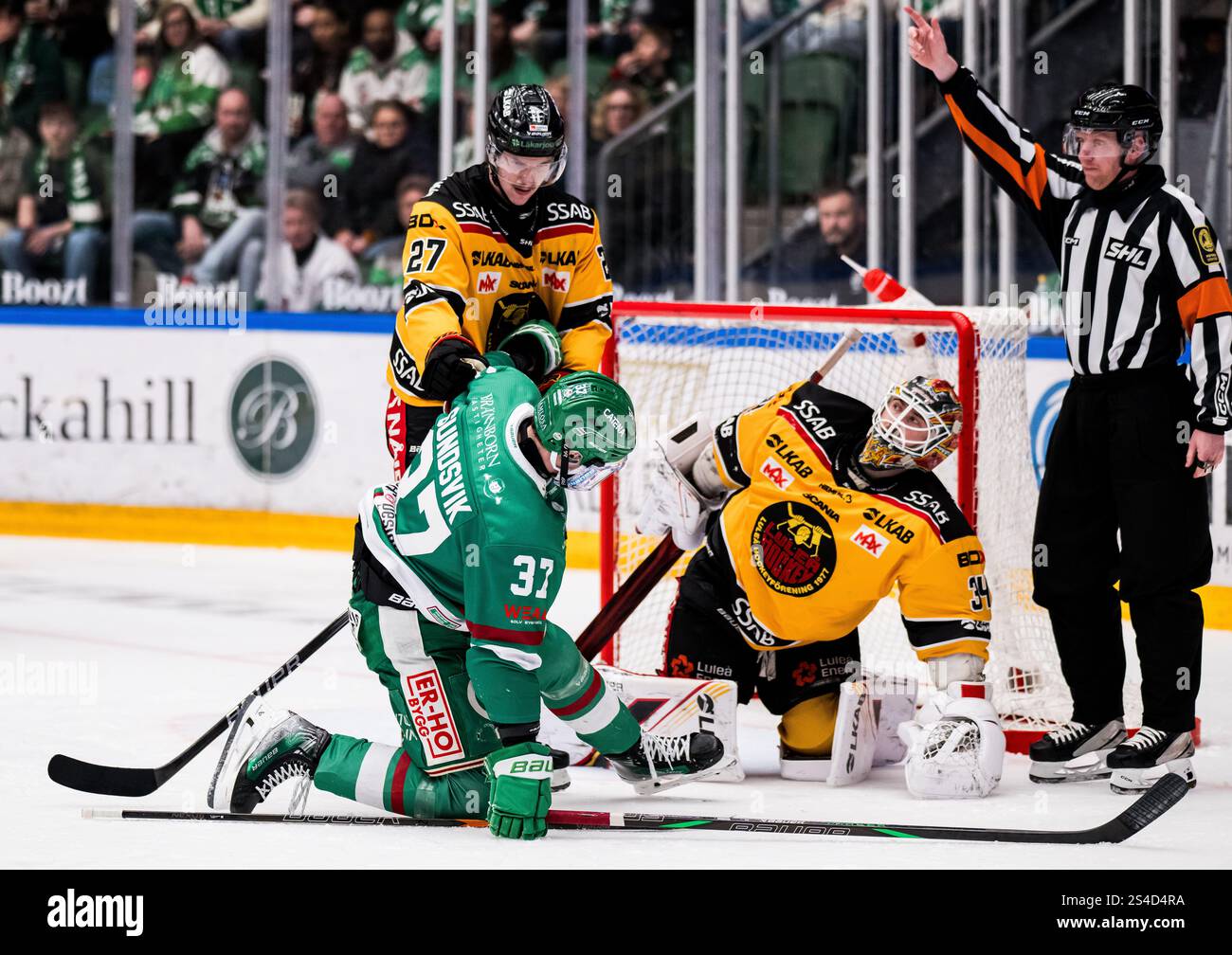 250111 Rögles Albin Sundsvik och Luleås Oskari Laaksonen och målvakt ...