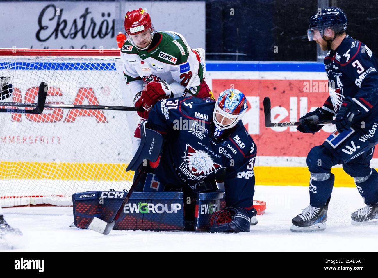 250111 Modos Mikkel Aagaard och Linköpings målvakt Jesper Myrenberg under ishockeymatchen i SHL ...
