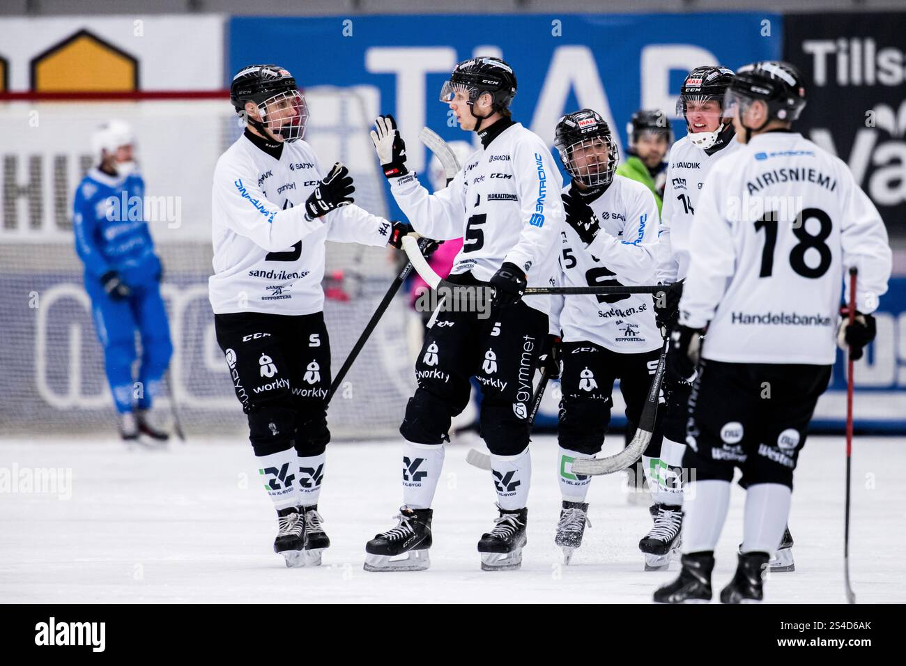 250111 Sandvikens Elliot Hellström har gjort 4-6 och jublar under bandymatchen i Elitserien ...