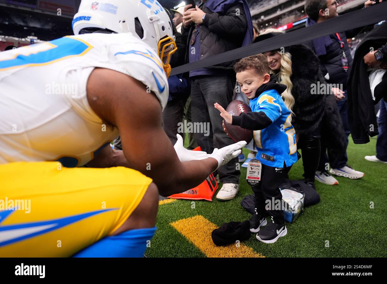 Los Angeles Chargers running back J.K. Dobbins (27) visits with his ...