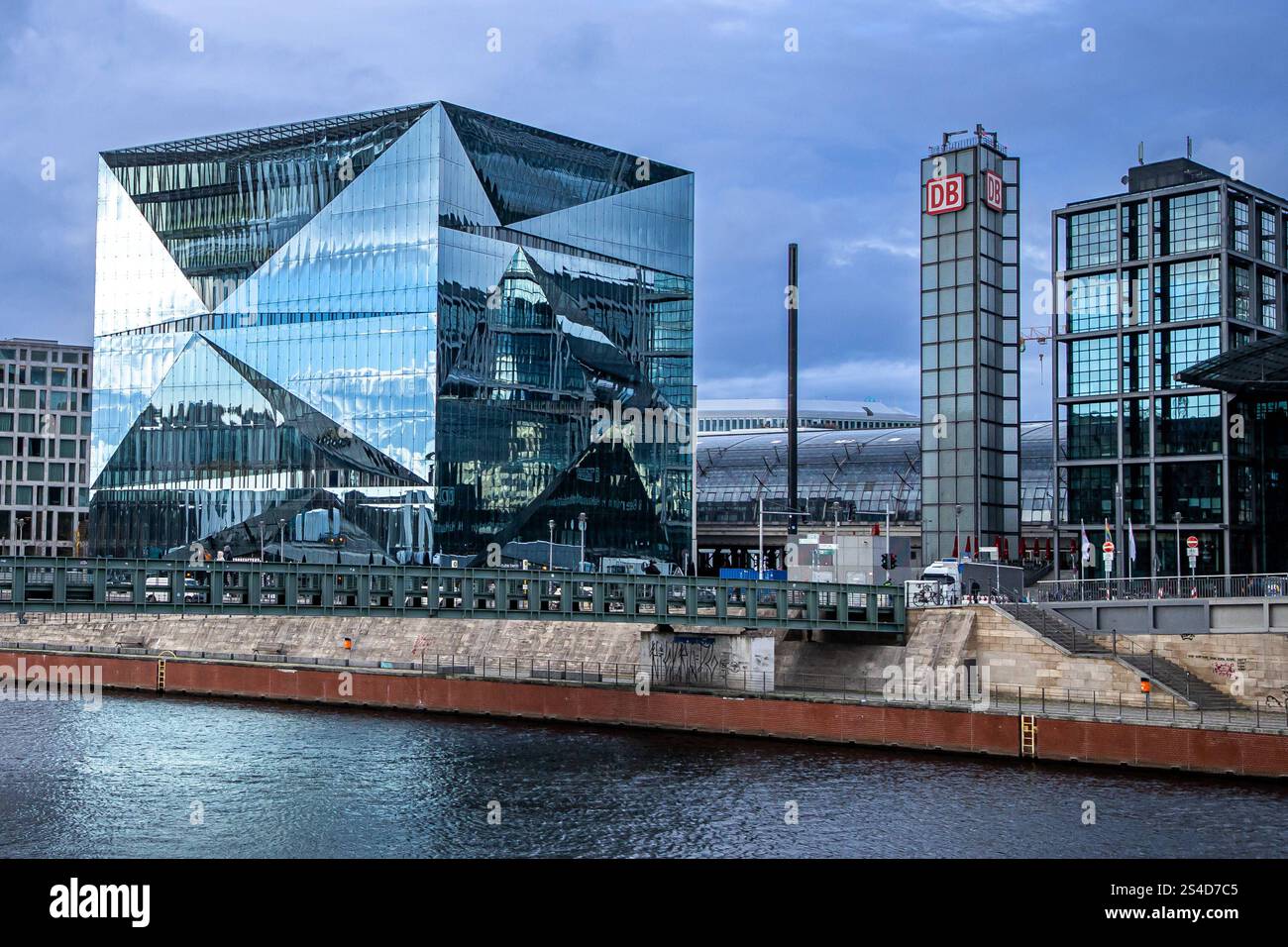 Blick auf Cube Berlin und dem Berliner Hauptbahnhof 07.01.25, Berlin, Blick auf Cube Berlin und ...