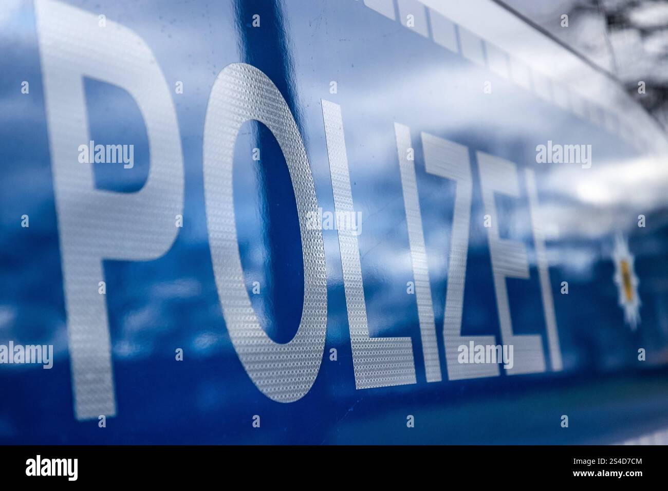 Schriftzug Polizei 07.01.25, Berlin, Schriftzug der Polizei an einem ...