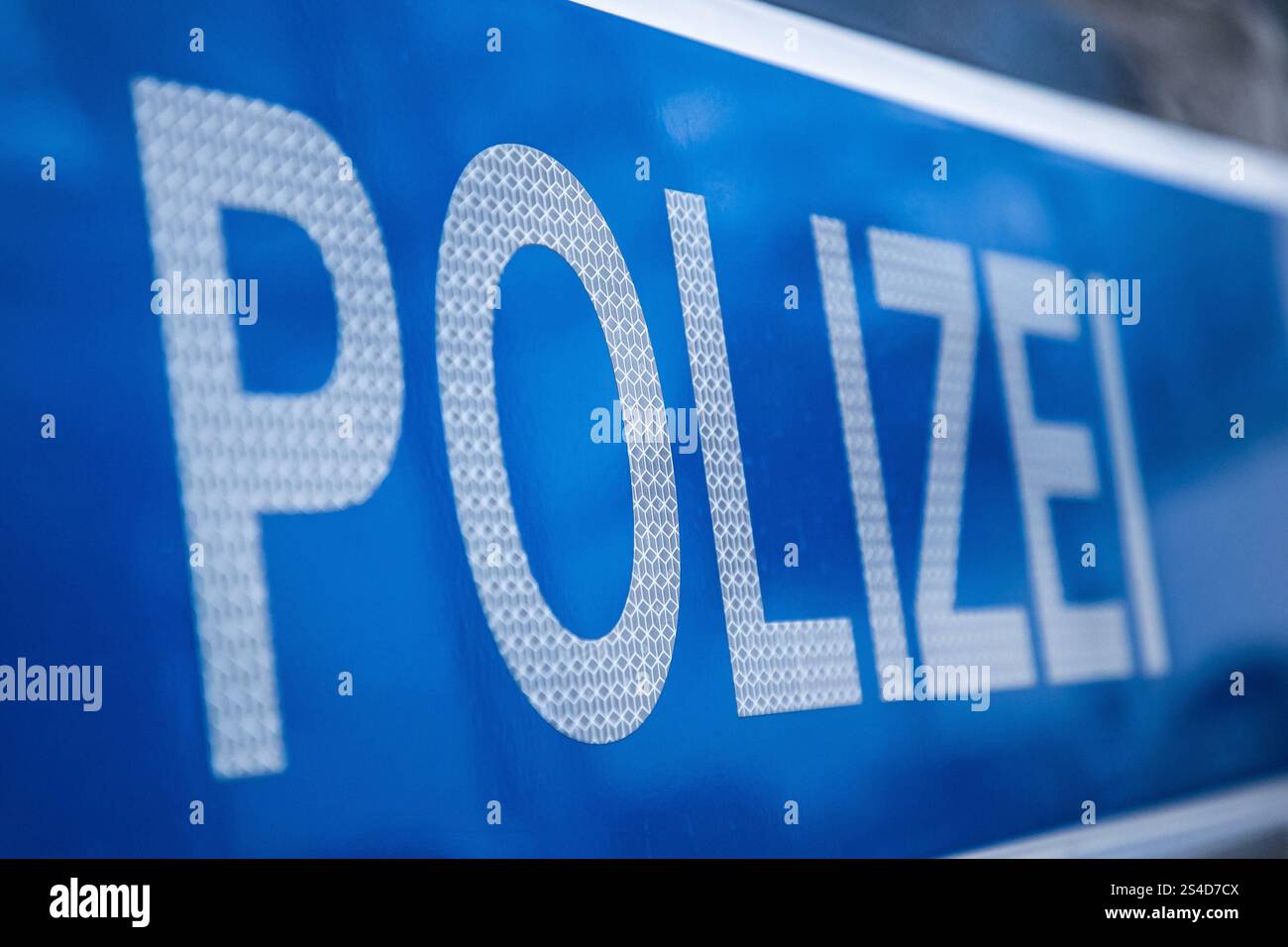 Schriftzug Polizei 07.01.25, Berlin, Schriftzug der Polizei an einem Polizei-Bus. Berlin Berlin ...