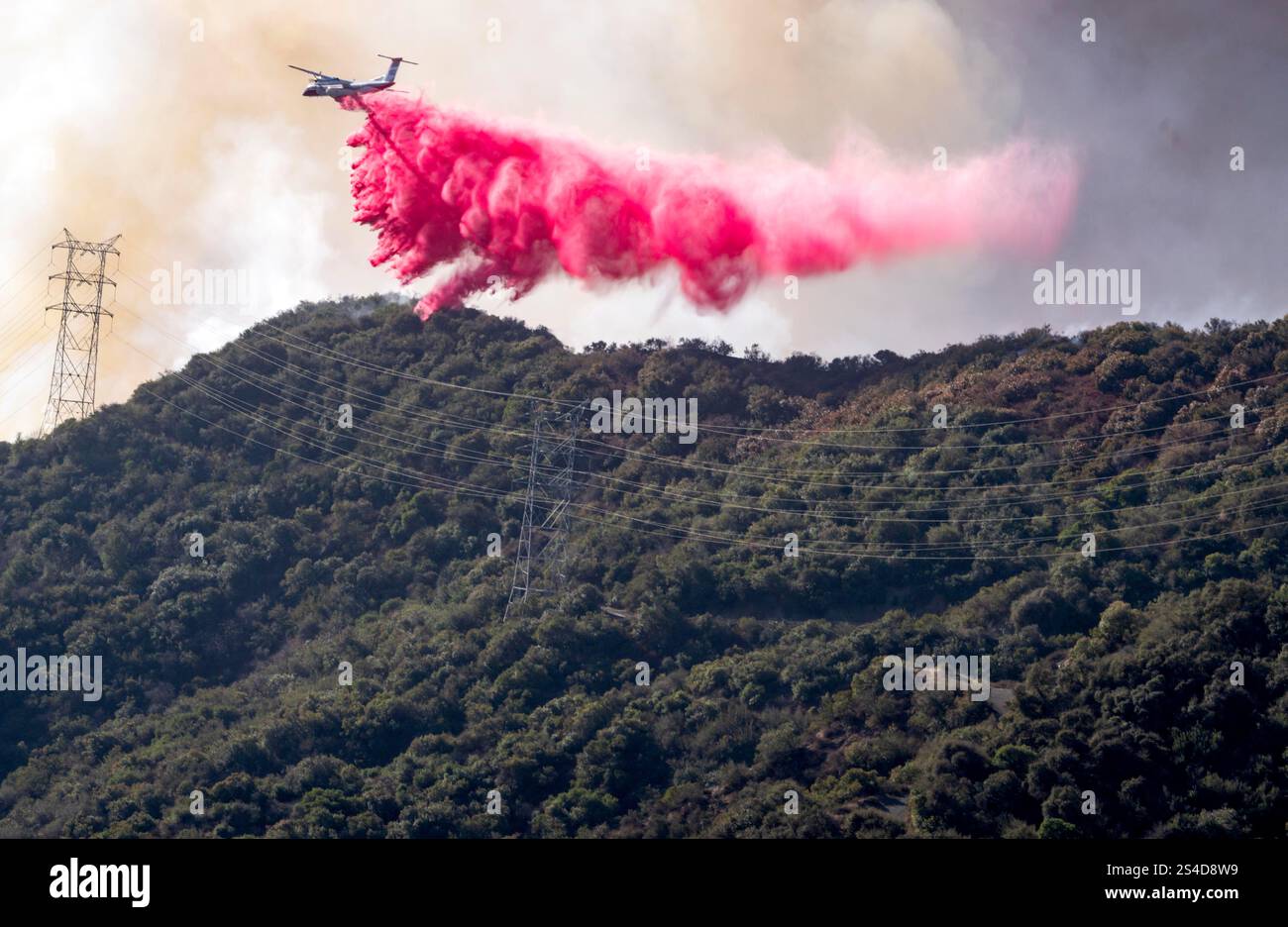 Los Angeles, California, USA. 11th Jan, 2025. A plane drops Phos-Chek ...