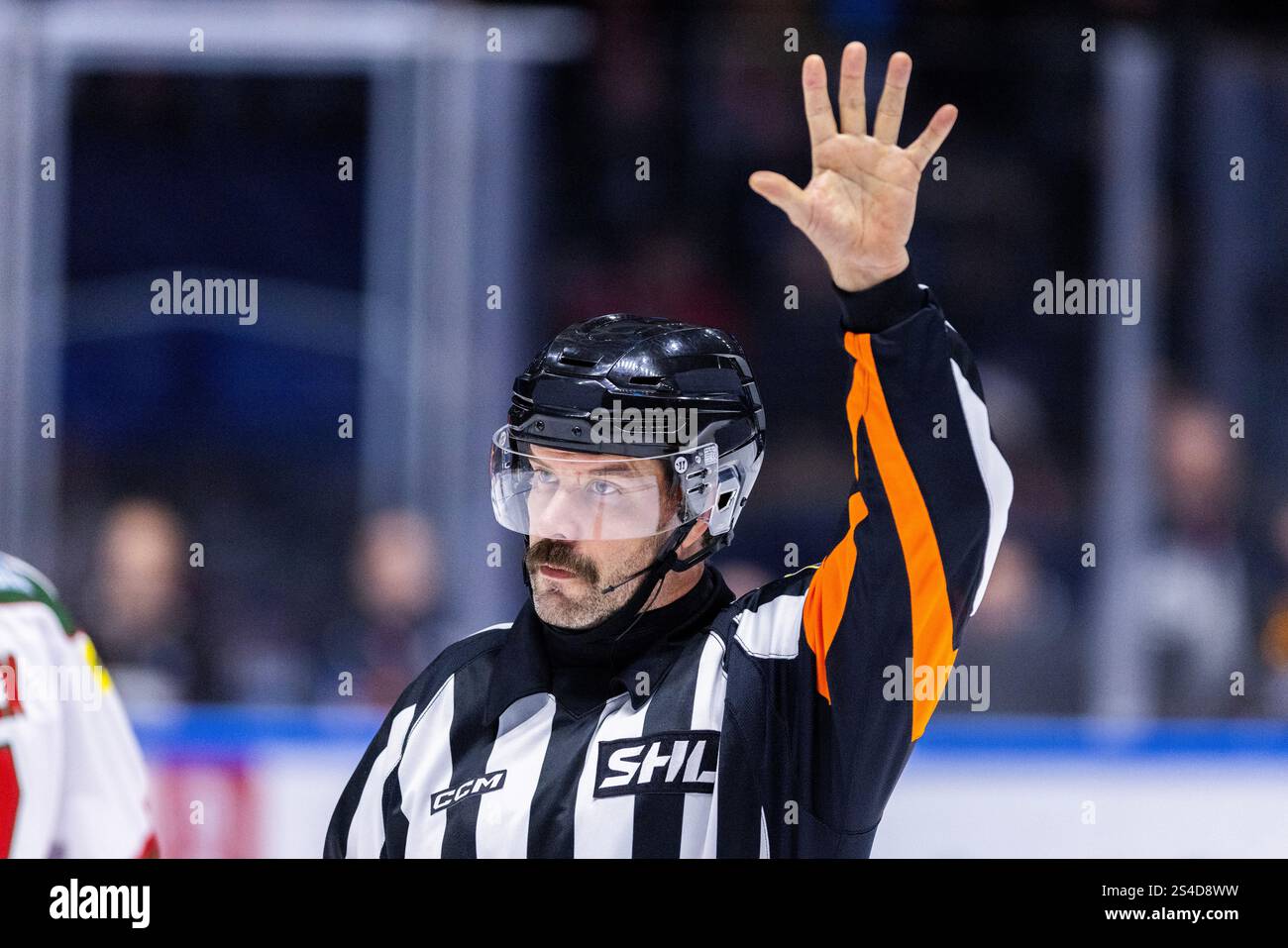 250111 Domare Daniel Wessner under ishockeymatchen i SHL mellan ...