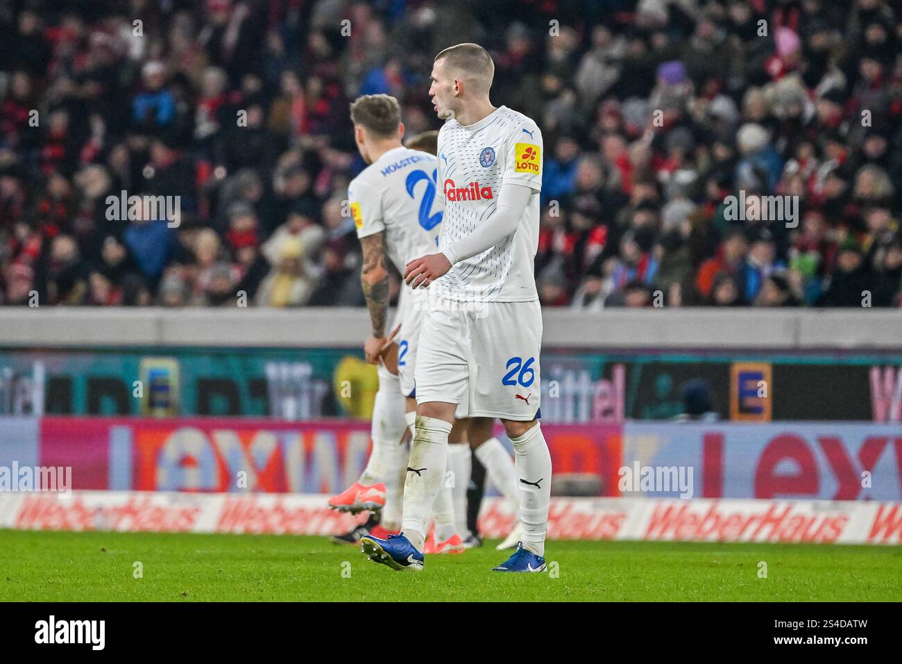 David Zec (Holstein Kiel, #26) beobachtet das Spiel. GER, SC Freiburg ...