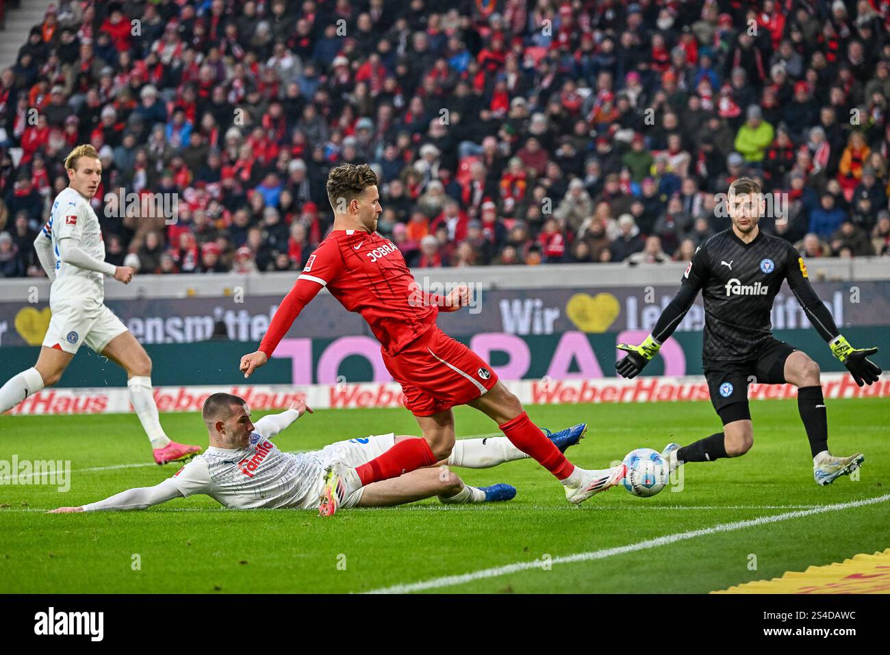 Lucas Hoeler (SC Freiburg, #09) beim Schuss auf das Tor von Timon ...