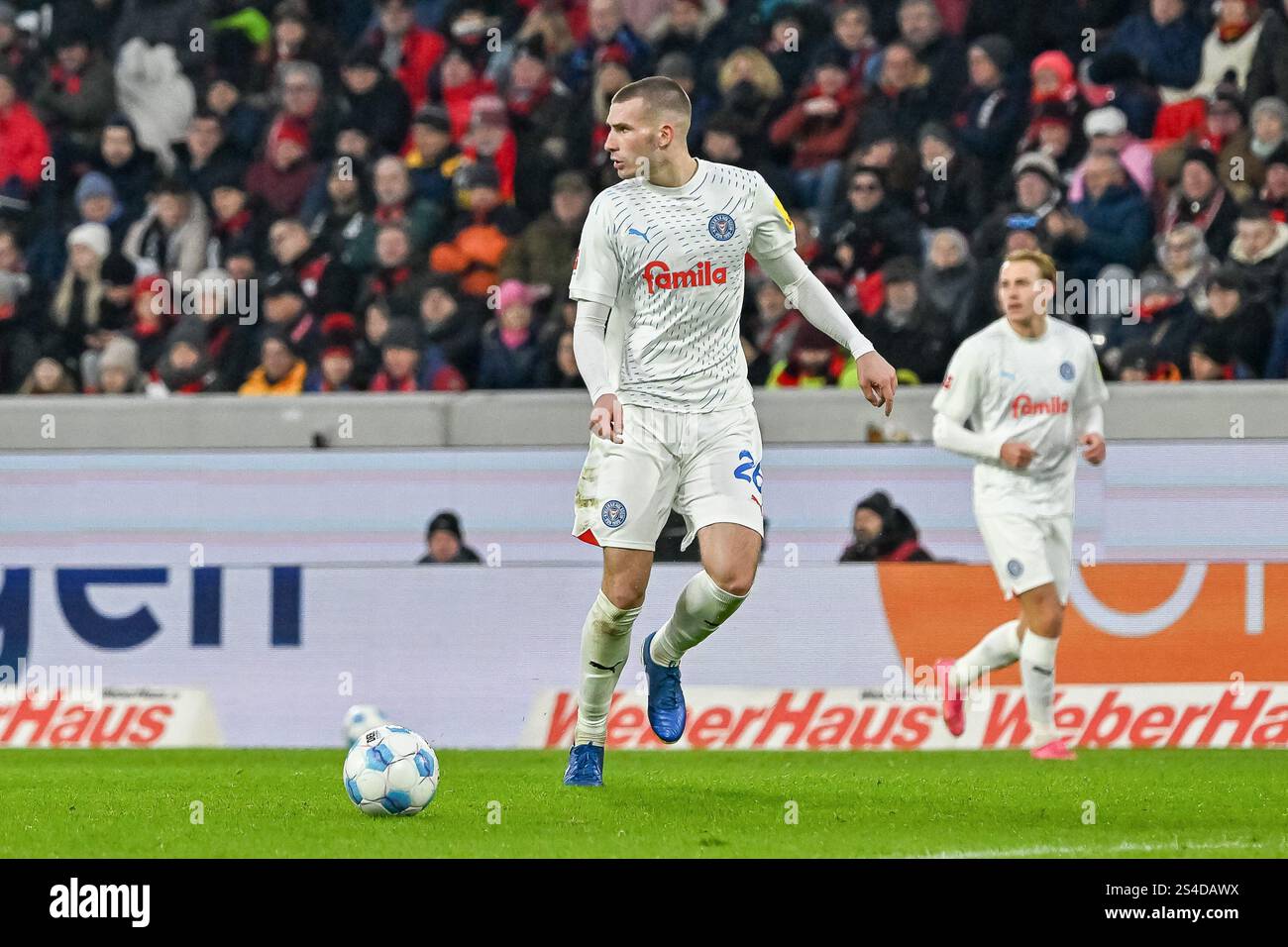 David Zec (Holstein Kiel, #26) am Ball. GER, SC Freiburg - Holstein ...