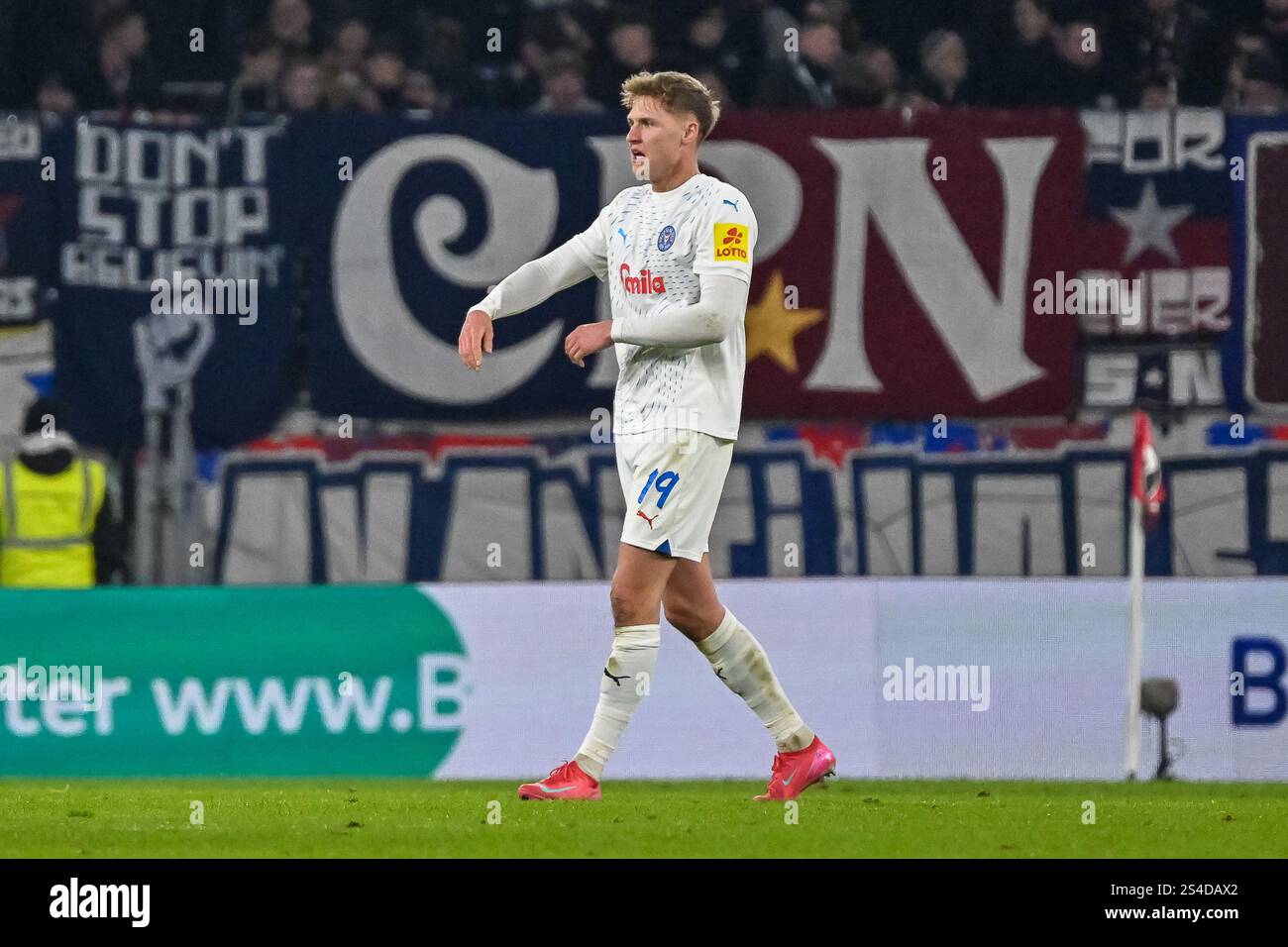 Phil Harres (Holstein Kiel, #19) GER, SC Freiburg - Holstein Kiel ...