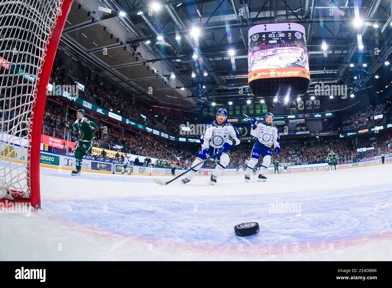 Karlstad, Sverige. 11th Jan, 2025. 250111 Färjestads Michael Lindqvist skjuter 5-2 i tom kasse ...