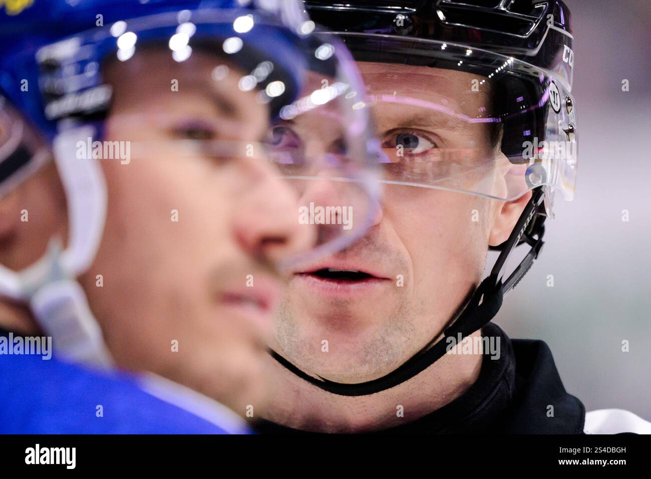 Karlstad, Sverige. 11th Jan, 2025. 250111 Domare Stefan Leijonklo under ishockeymatchen i SHL ...