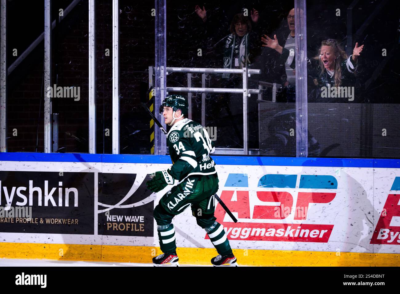 Karlstad, Sverige. 11th Jan, 2025. 250111 Färjestads Michael Lindqvist jublar efter han gjort 5 ...