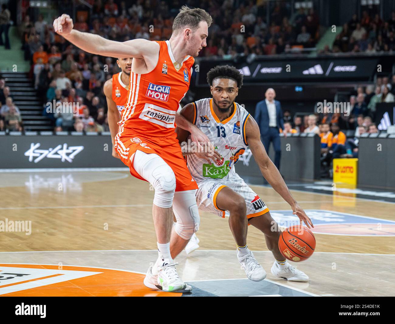 Bryce Hamilton (Rostock Seawolves, #13) im Duell mit Philipp Herkenhoff (Ratiopharm Ulm, #14 ...
