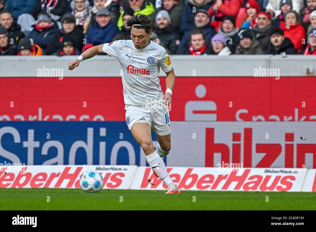 Freiburg, Deutschland. 11th Jan, 2025. Shuto Machino (Holstein Kiel ...