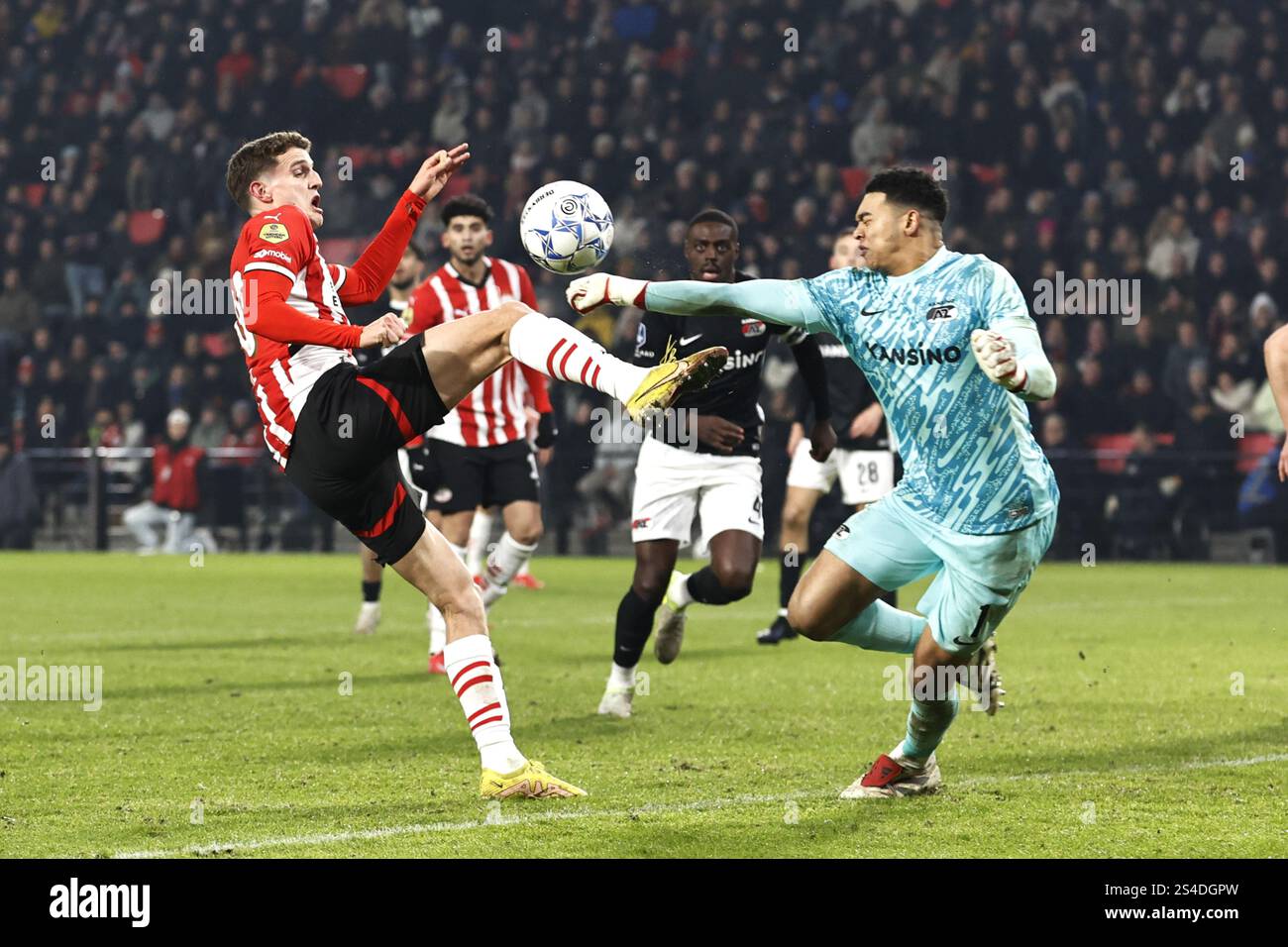 EINDHOVEN - (l-r) Guus Til of PSV Eindhoven, AZ goalkeeper Rome-Jayden ...