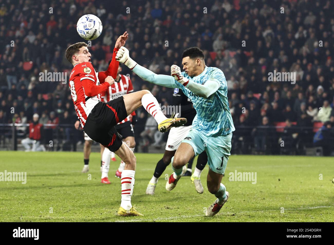 EINDHOVEN - (l-r) Guus Til of PSV Eindhoven, AZ goalkeeper Rome-Jayden ...