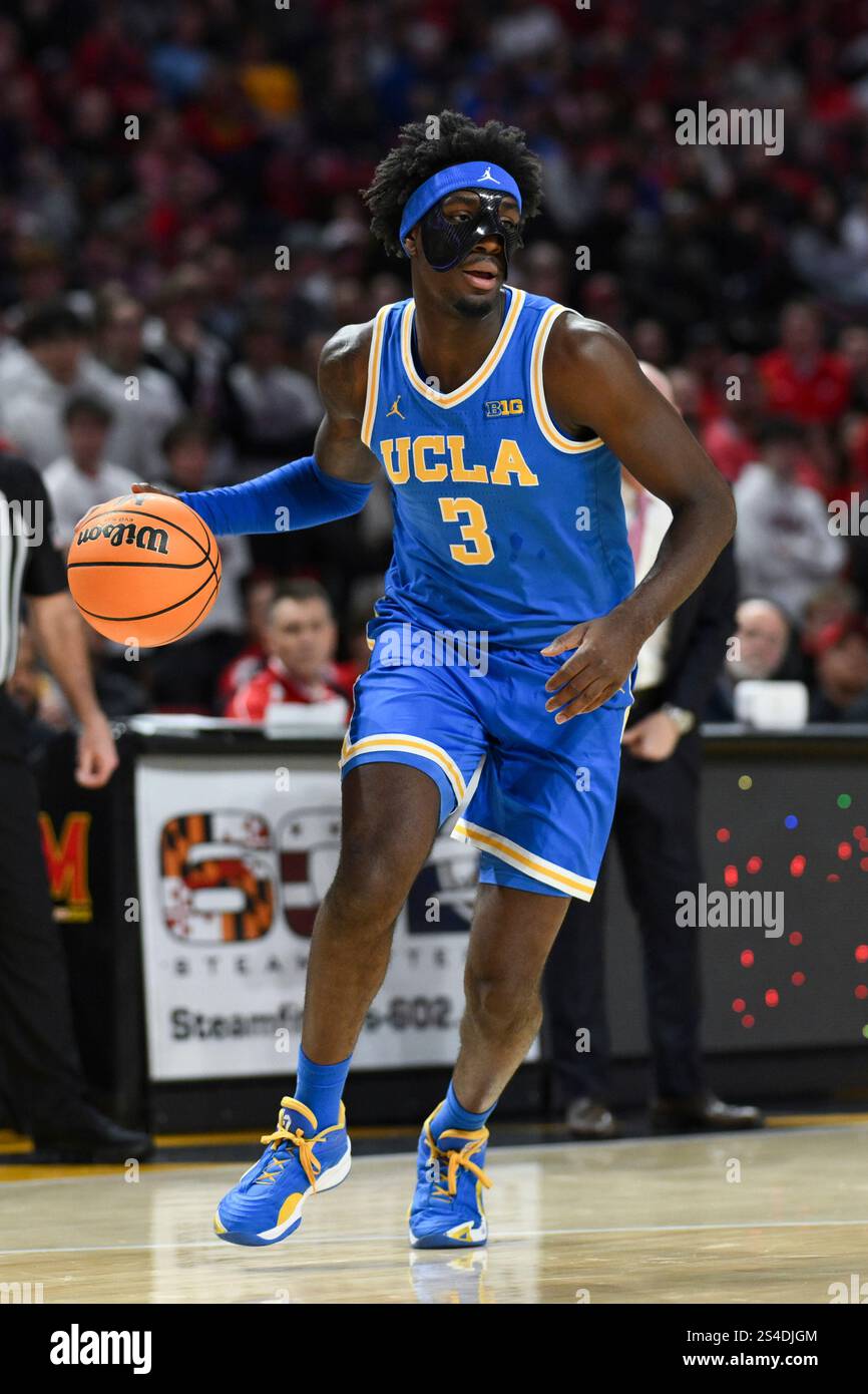UCLA guard Eric Dailey Jr. (3) handles the ball during the first half ...