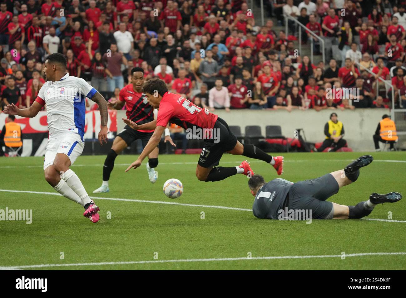 Curitiba, Brazil. 11th Jan, 2025. Goalkeeper Gasparotto in partial ...