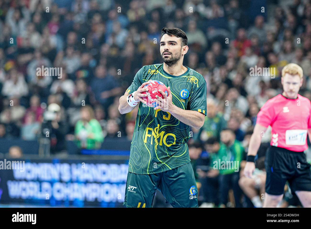 Hamburg, Deutschland. 11th Jan, 2025. Denys Alessandro da Silva Barros (Brasilien, #75) GER ...