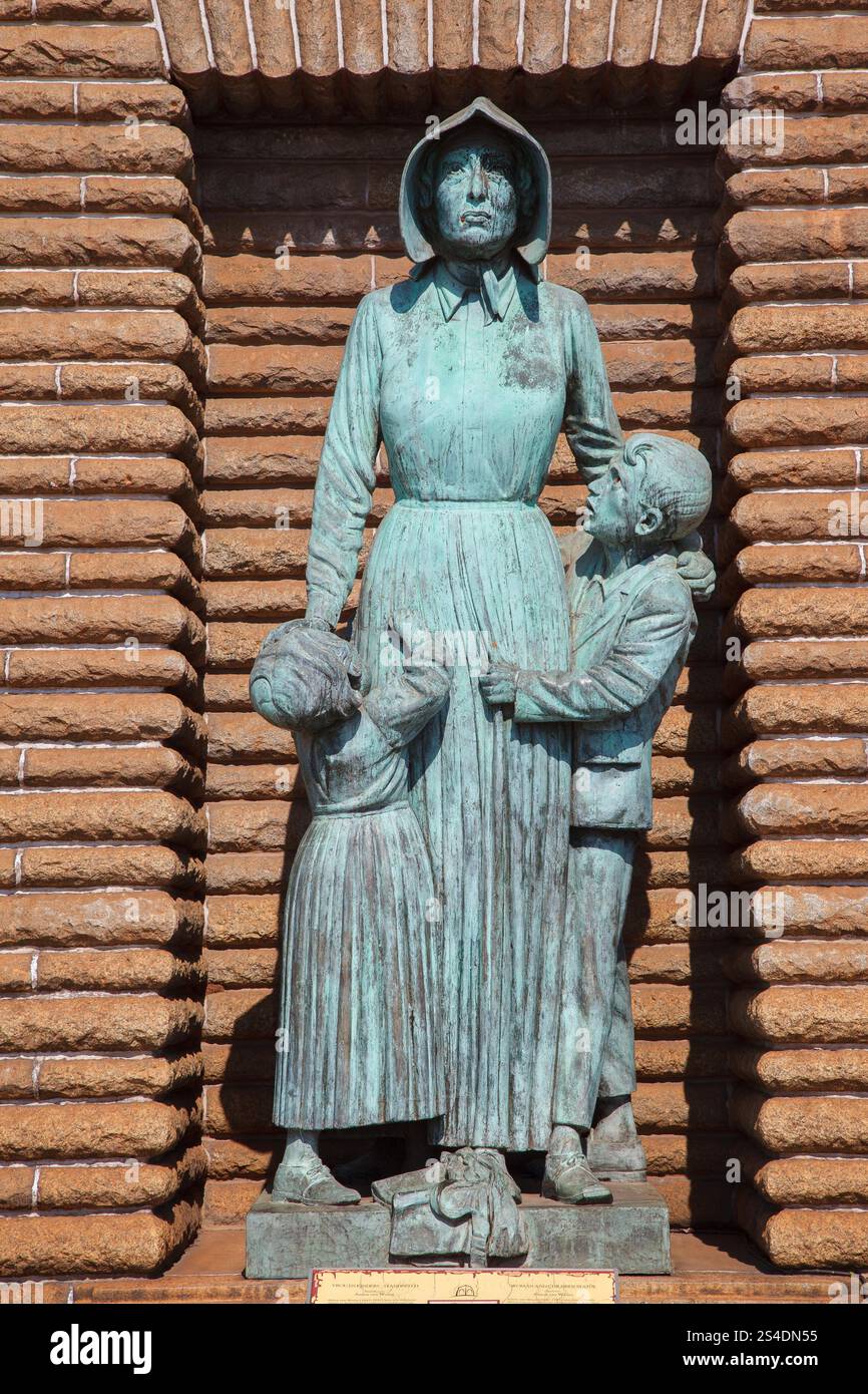 The Pioneer woman bronze statue with two children at the Voortrekker ...