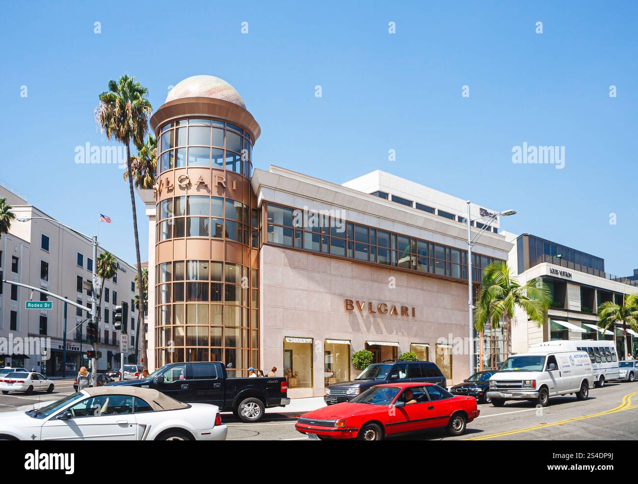 The exterior of the iconic flagship Bulgari jewelery store in Rodeo ...