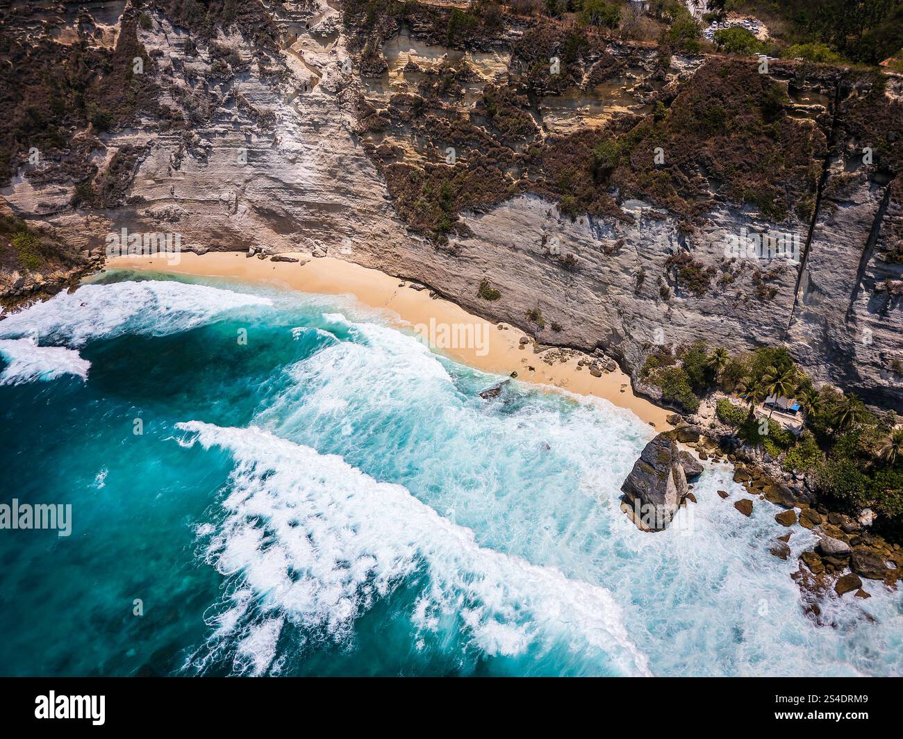 Tropical ocean waves crashing into a small beach and spectacular ...