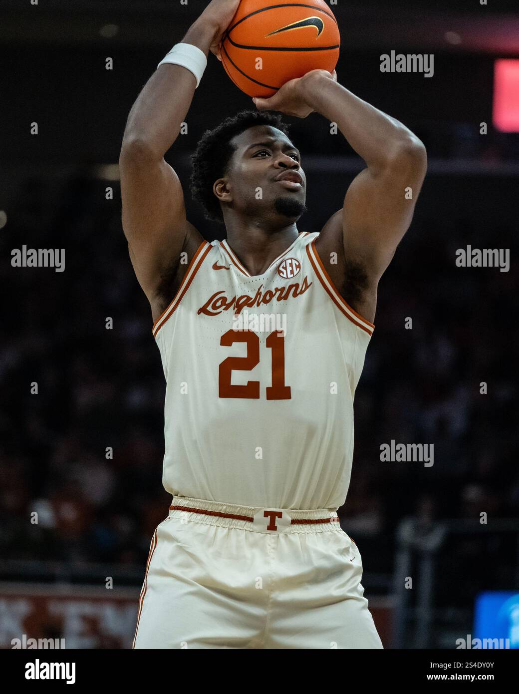Texas, USA. 11th Jan, 2025. Ze'Rik Onyema (21) of the Texas Longhorns ...