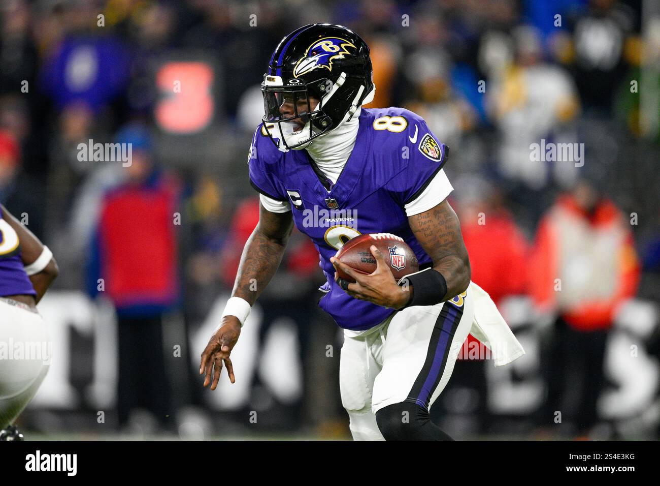 Baltimore Ravens quarterback Lamar Jackson runs with the ball against ...