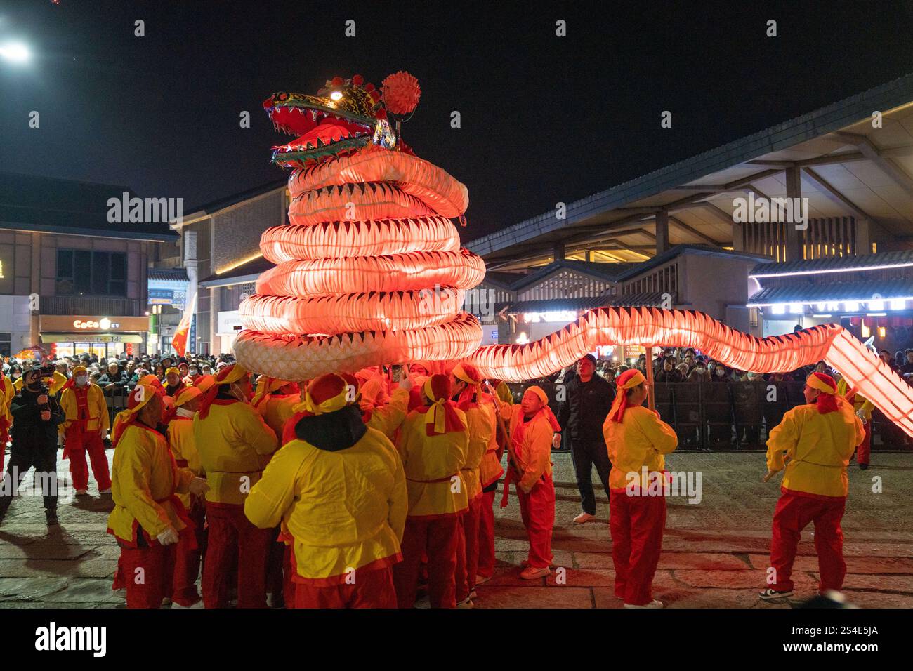 Hefei, China. 12th Jan, 2025. HEFEI, CHINA - JANUARY 11, 2025 - People ...