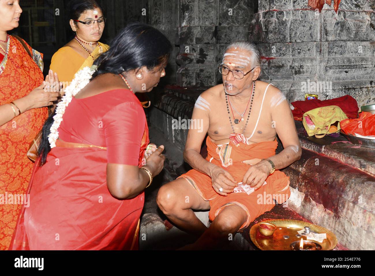 Ekambareshvara Temple, Kanchipuram, Tamil Nadu, Priest in traditional ...