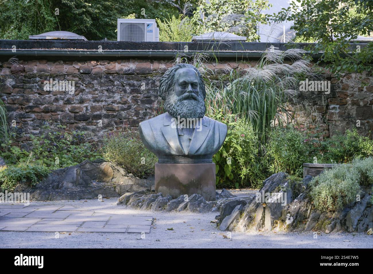 Garden, Karl Marx, Bust by Fritz Cremer, bronze 1953, Museum Karl-Marx ...