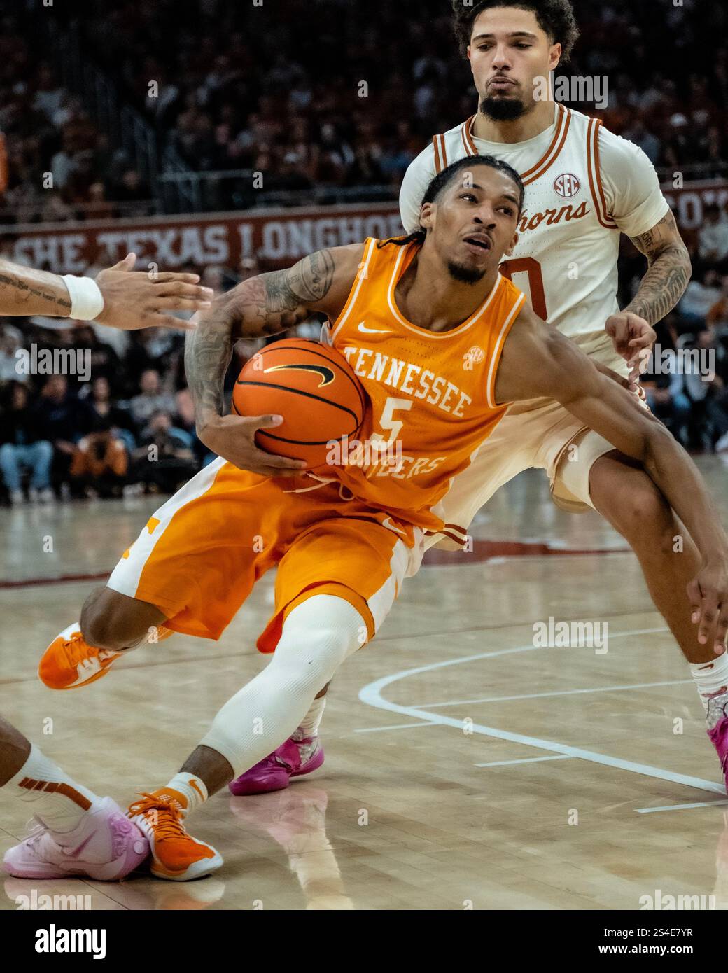 Texas, USA. 11th Jan, 2025. Zakai Zeigler (5) of the Tennessee ...