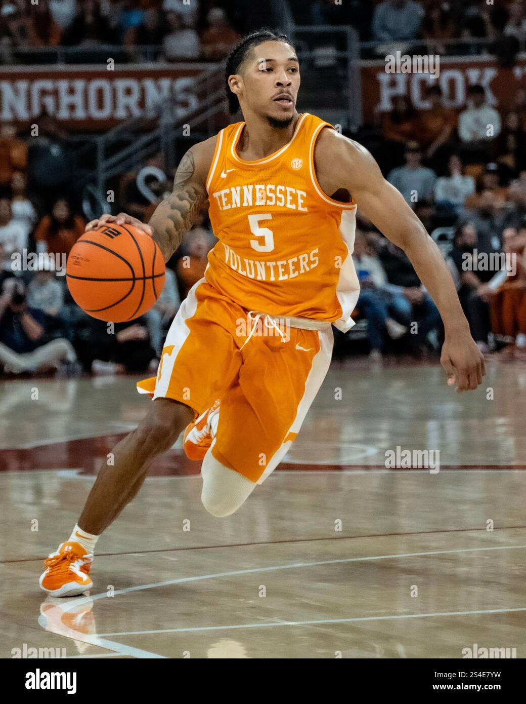 Texas, USA. 11th Jan, 2025. Zakai Zeigler (5) of the Tennessee ...