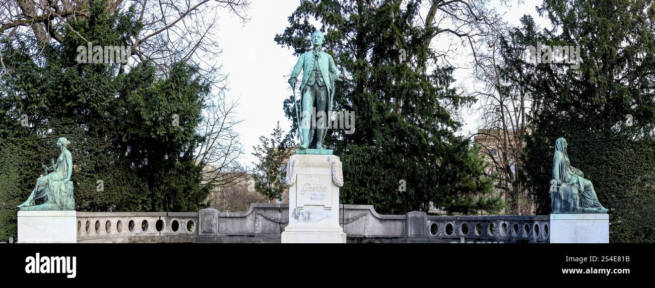 Panoramic photo of the memorial with three sculptures and in the centre ...