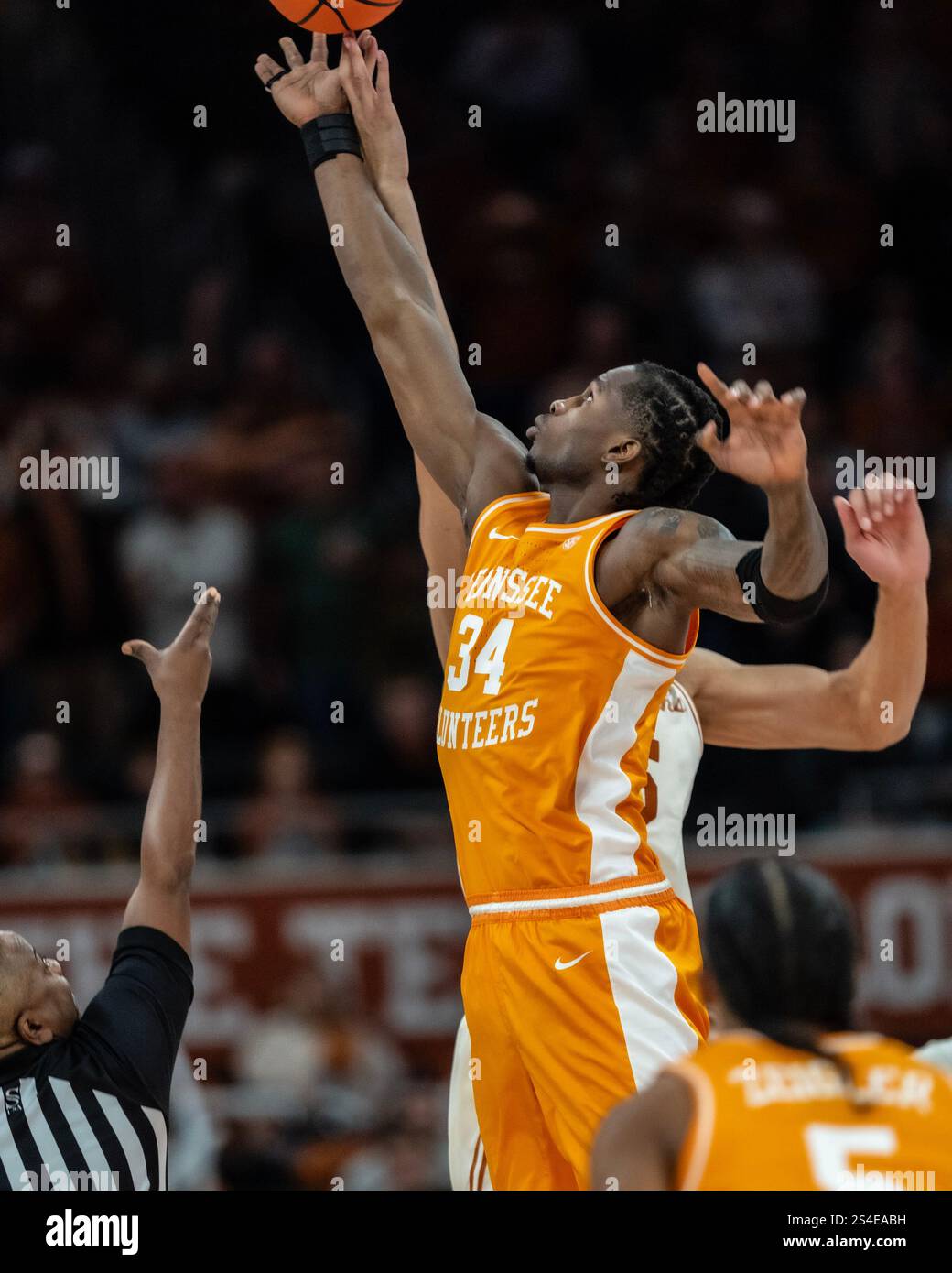 Texas, USA. 11th Jan, 2025. Felix Okpara (34) of the Tennessee ...
