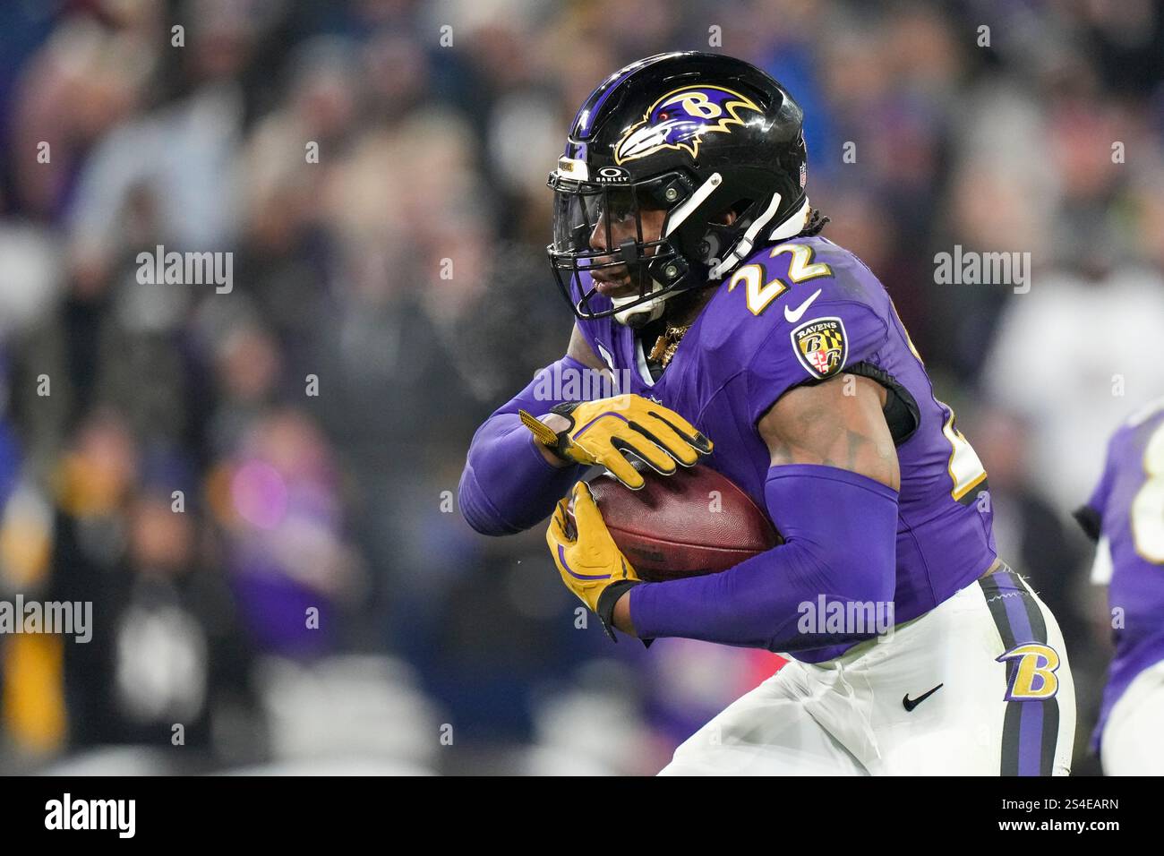 Baltimore Ravens running back Derrick Henry runs with the ball against ...