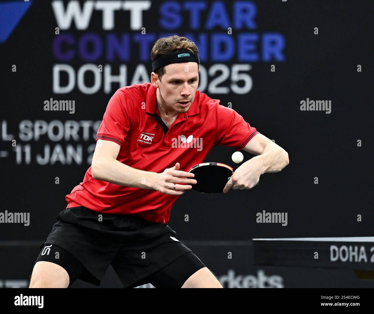 (250112) -- DOHA, Jan. 12, 2025 (Xinhua) -- Jonathan Groth hits a ...