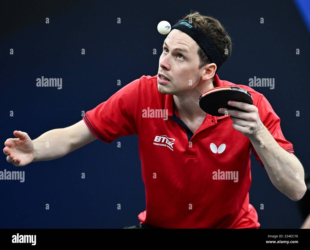 (250112) -- DOHA, Jan. 12, 2025 (Xinhua) -- Jonathan Groth serves ...