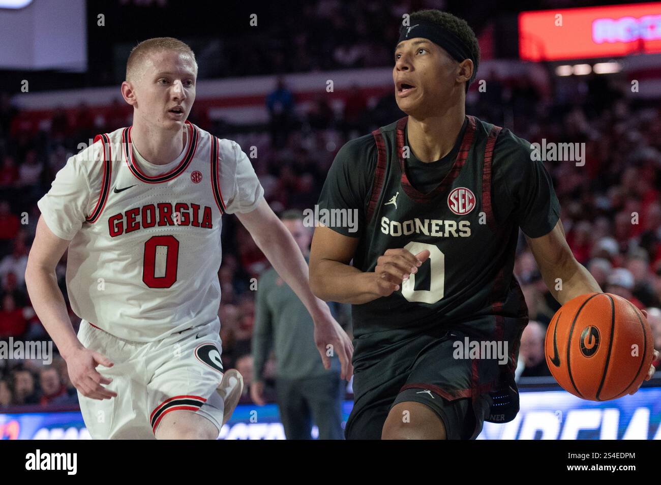 Oklahoma guard Jeremiah Fears (0) drives the ball past Georgia guard ...