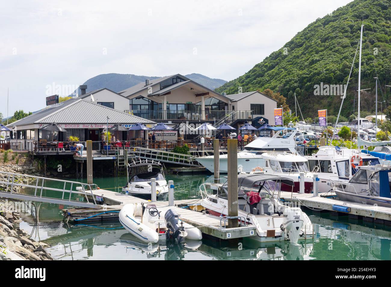 Jolly Roger Bar & Restaurant, Waikawa Marina, Waikawa Bay, Waikawa ...
