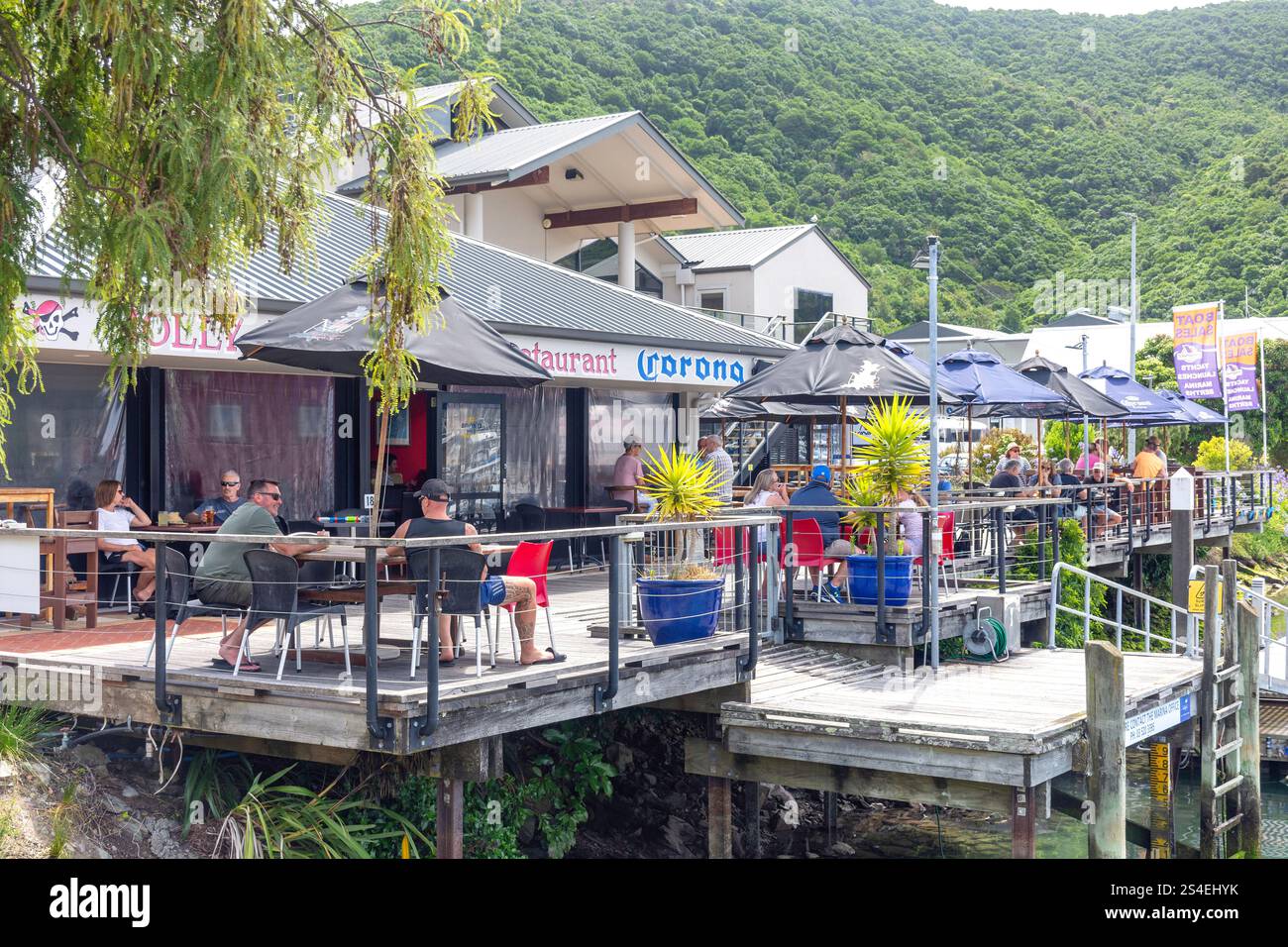 Jolly Roger Bar & Restaurant, Waikawa Marina, Waikawa Bay, Waikawa ...